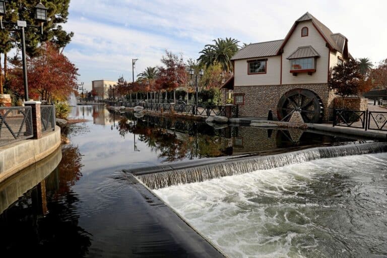 What is Bakersfield Known For? (20 Things It's Famous For)