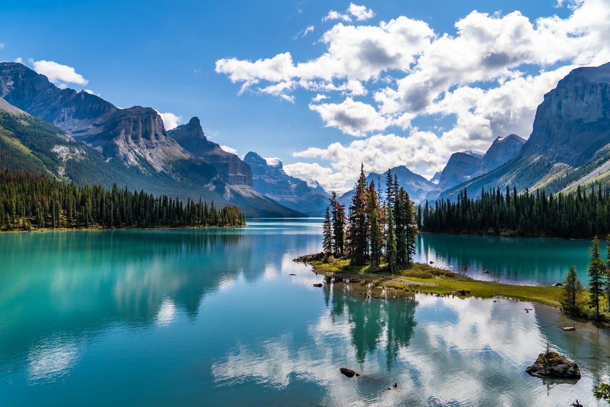 What is Canada Known For? (17 Things It's Famous For)