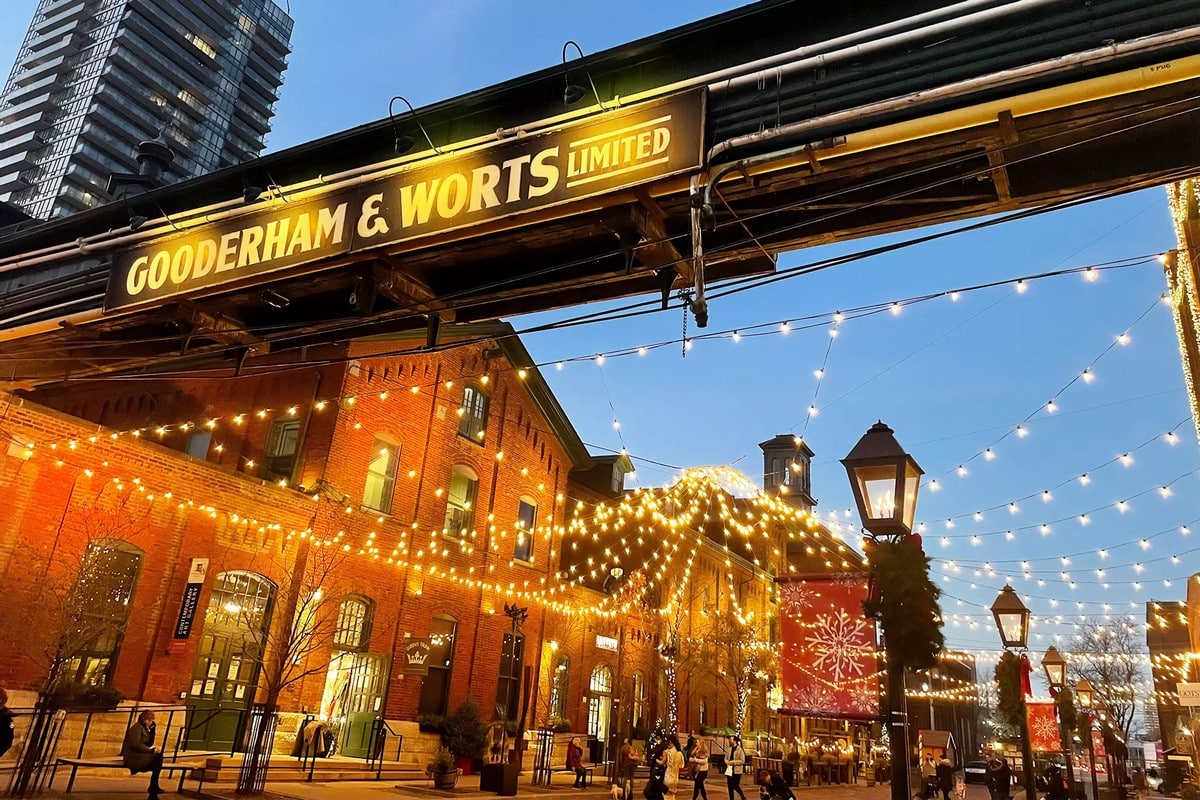 What is Toronto Known For? 17 Things It's Famous For)